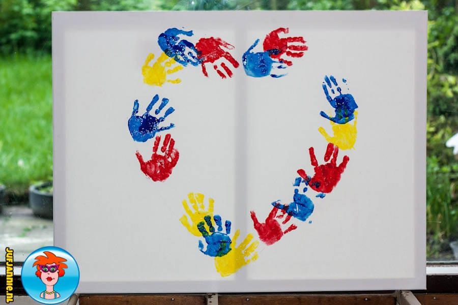 Schilderij van handjes voor moederdag - knutselen - Juf Jannie leren ...